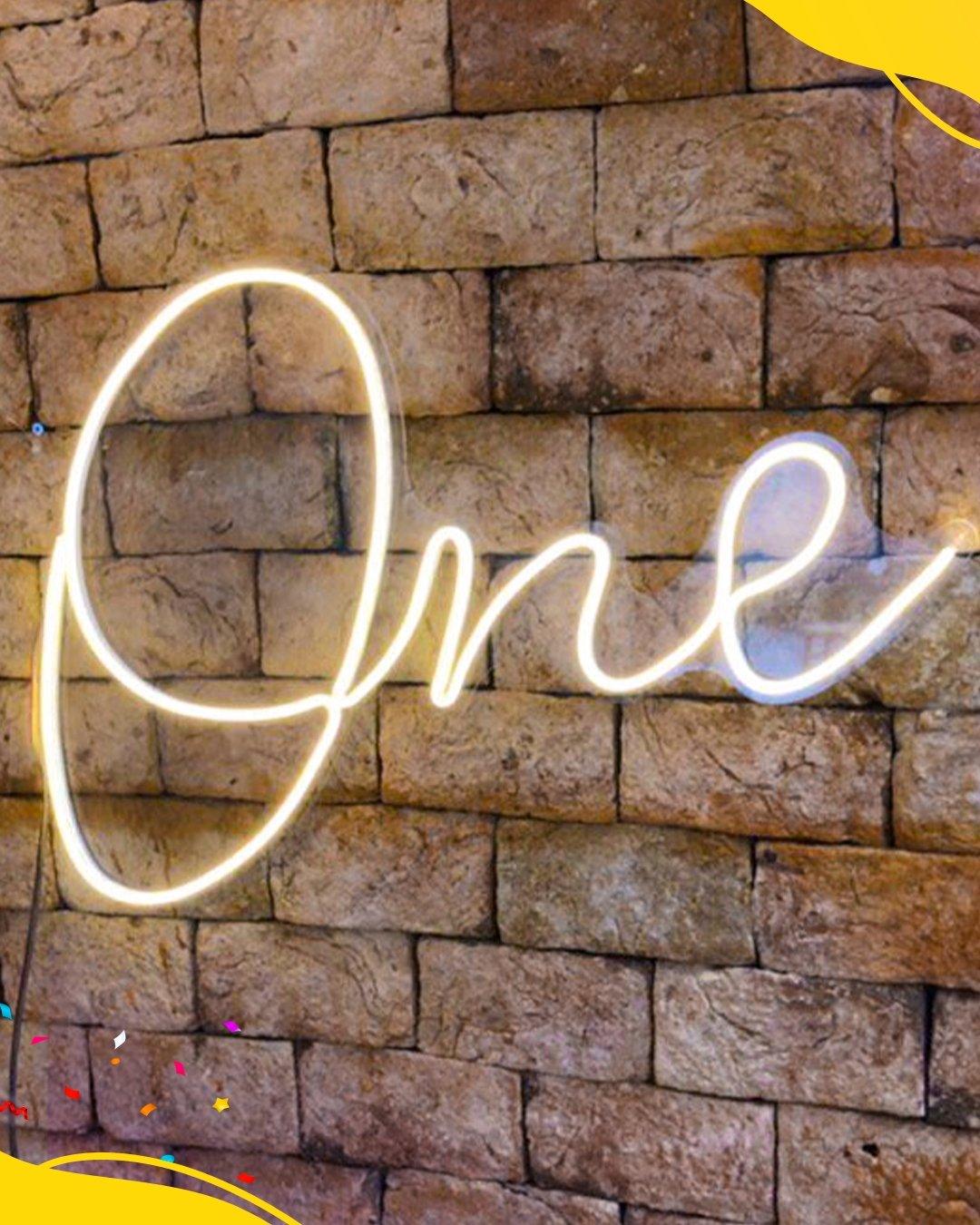 Letreiro Neon "One" – Topo de Bolo Festas